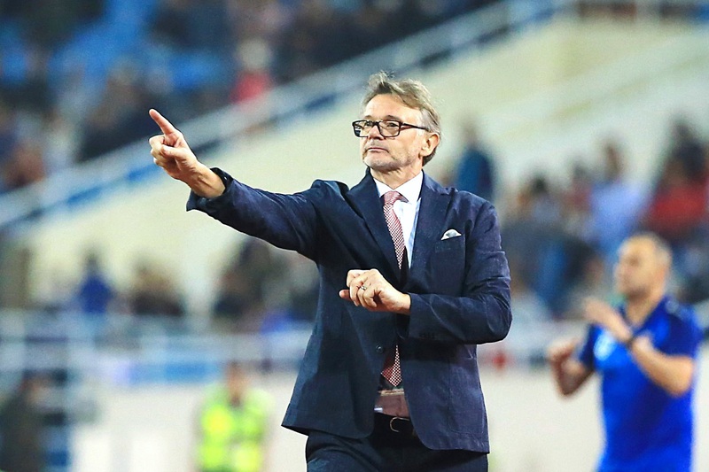 NÓNG: HLV Philippe Troussier rời ghế HLV trưởng đội tuyển Việt Nam ...