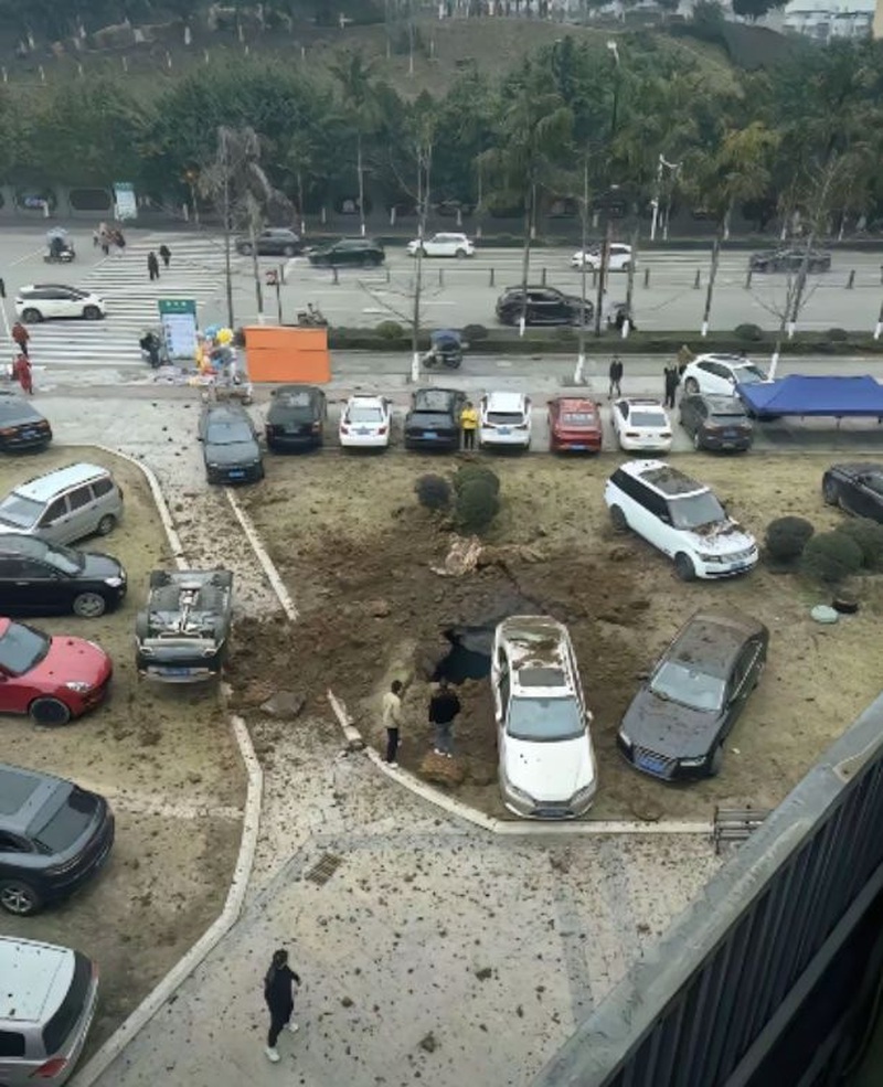 Bé trai ném pháo xuống cống gây nổ lớn, nhiều xe sang thiệt hại, gia ...