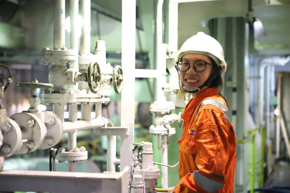 How does a female mechanic work at sea in Vietnam?