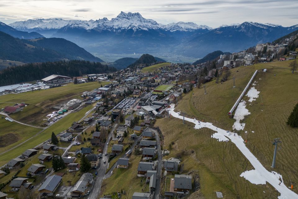 Snowless slopes spoil holiday skiing in Switzerland