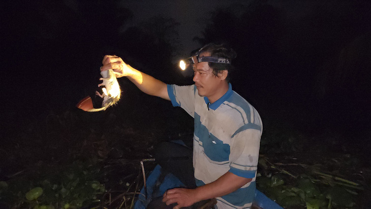 Vietnamese man famed for catching rice mice with own voice