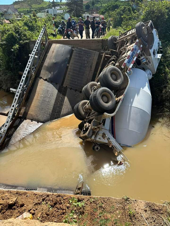 Overweight truck blamed for iron bridge collapse in Vietnam’s Central ...