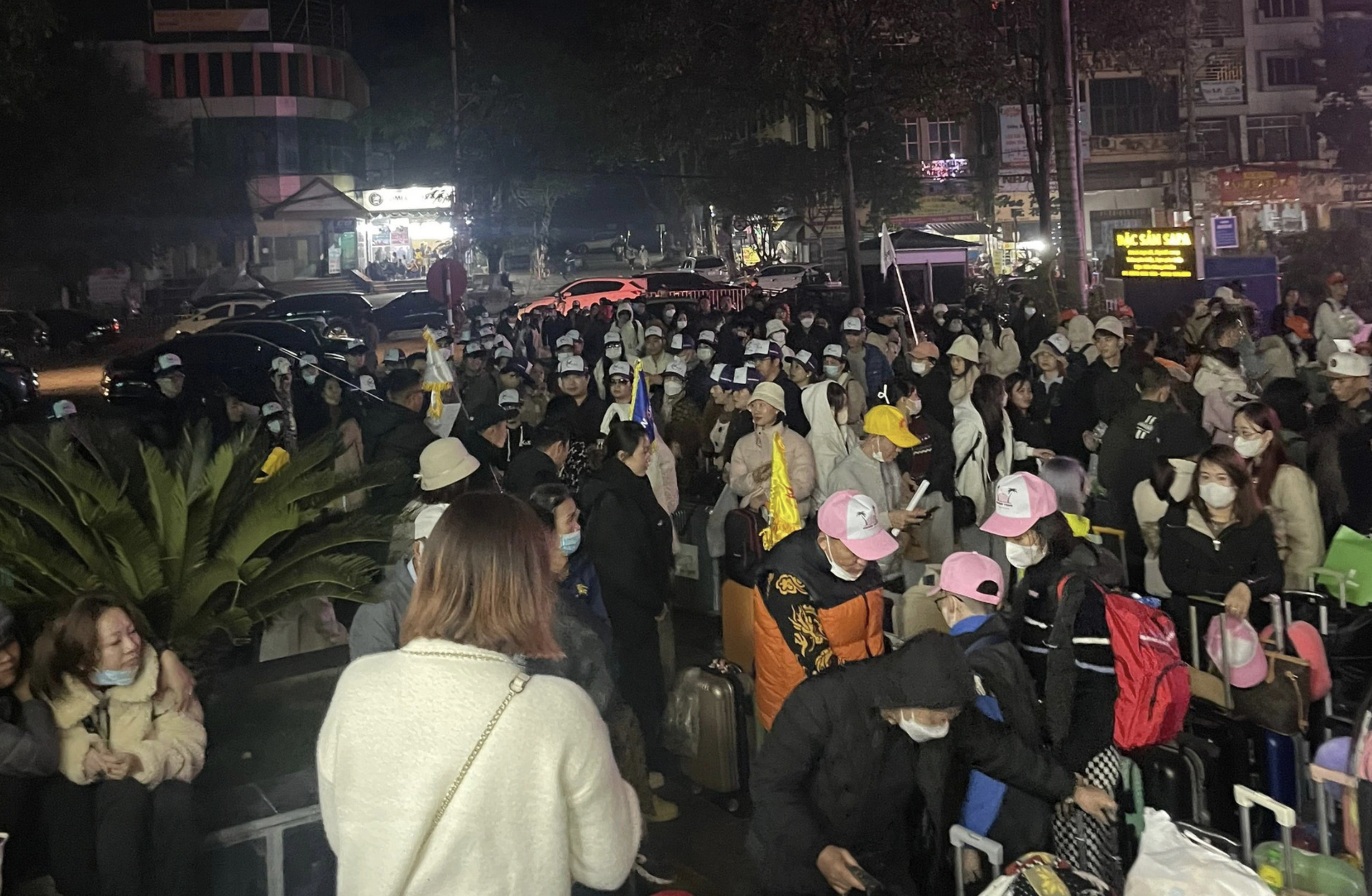 Vietnamese tourists wait hours for entry into China