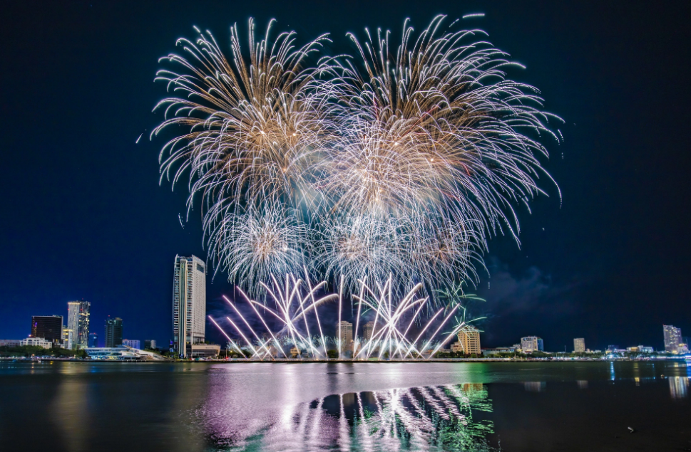 7 international pyrotechnic teams to compete at Da Nang fireworks ...