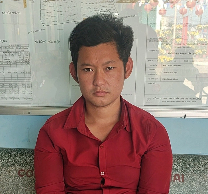 Man rewarded for rescuing boy thrown into river by drug addict in southern Vietnam