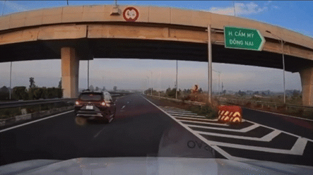 Woman fined for reversing car on expressway in southern Vietnam