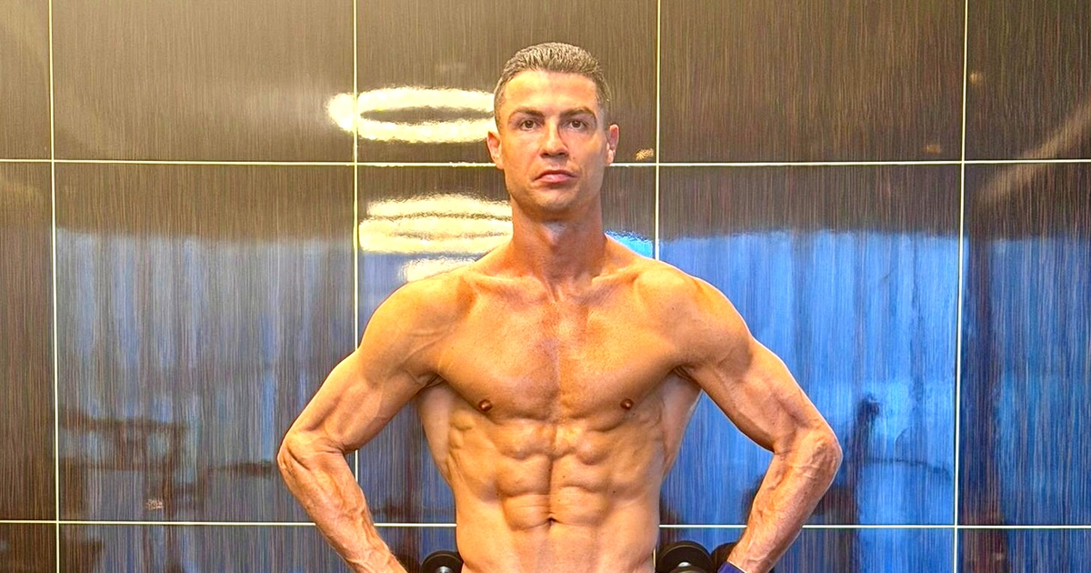 Ronaldo gây sốt vì body 'siêu khủng' - Tuổi Trẻ Online