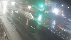 Lật xe tải chở rác gần cầu vượt Ngã Tư Ga, quận 12 khiến xe cộ nhích ...