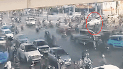 Xe tải tông dải phân cách lật ngang trên cầu Chữ Y, va trúng xe máy và ...