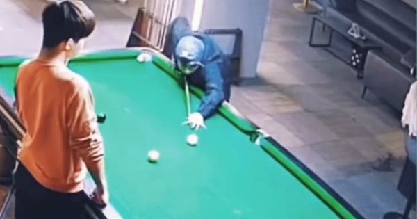 Chàng trai có cú đánh bida rùa vô cùng ảo diệu