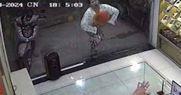 Nữ khách ngã ngửa vì cụng đầu vào cửa kính cường lực