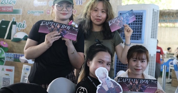 Fandom rapper Captain Boy check-in tại Ngày hội Việt Nam Xanh