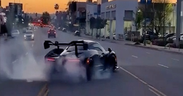 Siêu xe McLaren toác đầu khi tài xế trổ tài drift