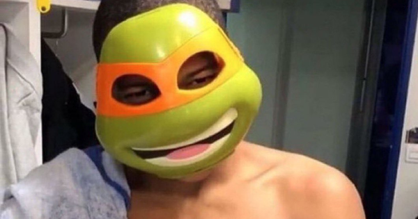 Mbappe cười ngất khi bị đồng đội troll với mặt nạ ‘ninja rùa’