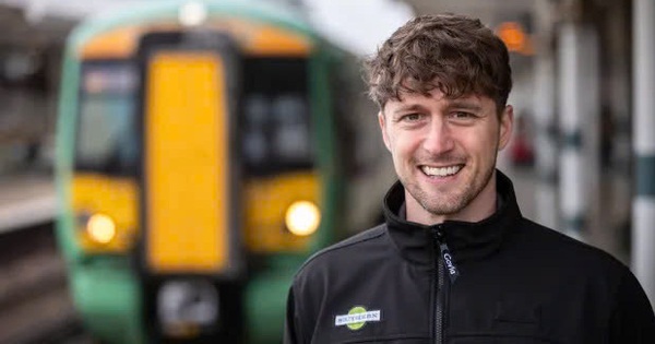 Tiền đạo Jake Robinson của Brighton giải nghệ đi lái tàu - Tuổi Trẻ Online