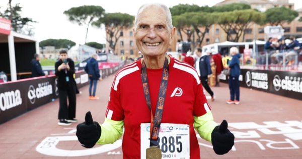 Cụ ông 92 tuổi Antonio Rao tươi cười chinh phục Rome Marathon - Tuổi ...