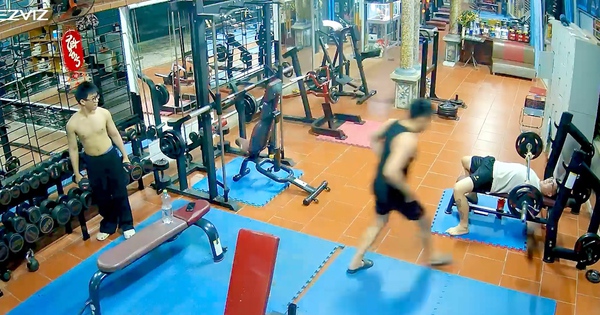 Gymer đá dép cầu cứu bạn vì đẩy tạ quá sức