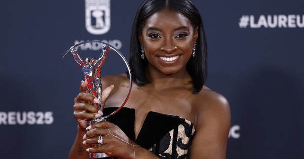 Simone Biles diện váy corset đen 'đốt cháy' thảm đỏ Madrid - Tuổi Trẻ ...