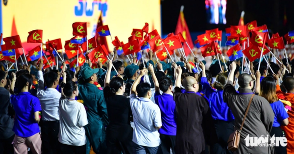 Where to watch Reunification Day parade on LED screens in Ho Chi Minh City?