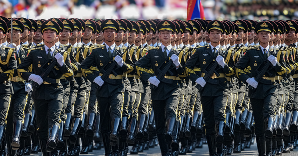 Chinese troops sing ‘Vietnam, Ho Chi Minh’ on downtown Ho Chi Minh City ...