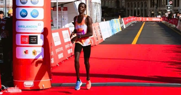 Runner Kenya Kipchumba về nhì giải bán marathon với đôi giày ‘lệch pha’ - Tuổi Trẻ Online