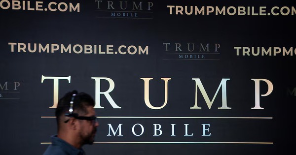 Trump family in phone service licensing deal, touts a $499 device