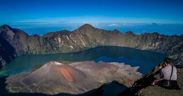 Indonesia races to rescue Brazilian hiker stranded on volcano cliff for ...