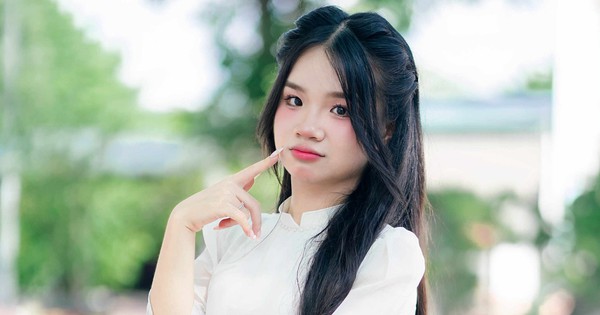 Thủ khoa khối D01 của tỉnh Thanh Hóa bật khóc và cảm ơn bố