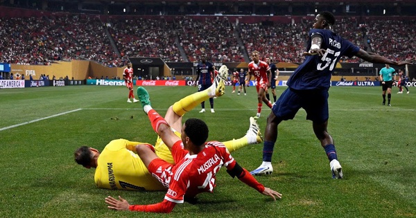 Trọng tài Anthony Taylor 'hứng bão' sau chấn thương nặng của Musiala ...