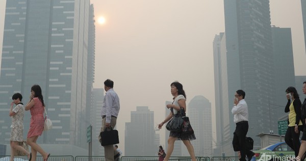 Singapore air pollution slips into unhealthy level