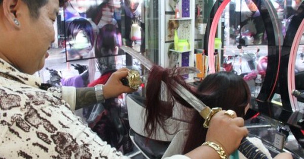 Vietnam stylist trims hair with Samurai swords