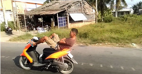 Watch this man drive scooter with his legs on Vietnam highway