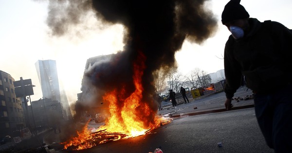 Protesters set police cars on fire as anti-ECB protest starts in Germany