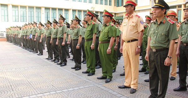 Vietnam police change uniforms after 18 years