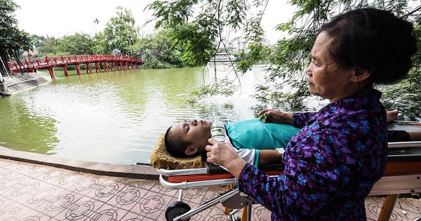 Paralyzed Vietnamese man wishes for head transplant