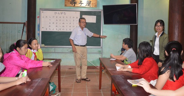 Japanese teacher gives free language lessons to Hoi An children