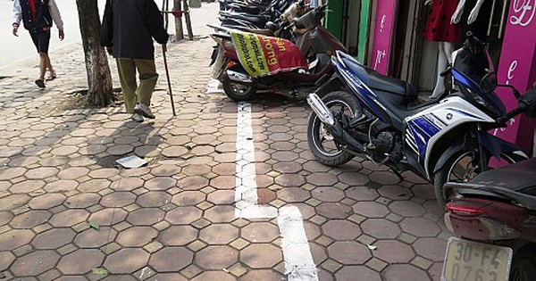Zigzag sidewalk separation lines create confusion in Hanoi
