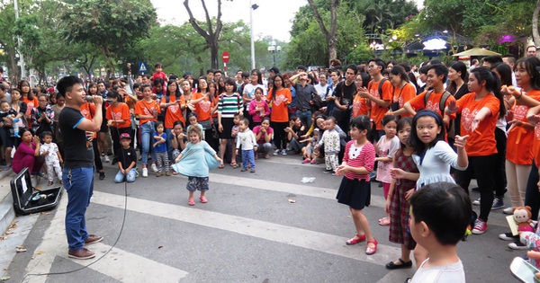 Weekend walking streets draw an affable picture of Hanoi