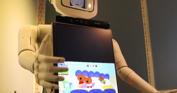 Vietnamese college student creates English-teaching robot