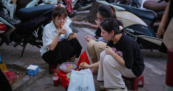 Grab a roll from Hanoi’s famous 80-year-old 'hunchbacked lady'