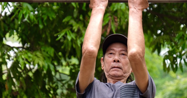 Elderly perform pull-ups as impressively as young people in Hanoi
