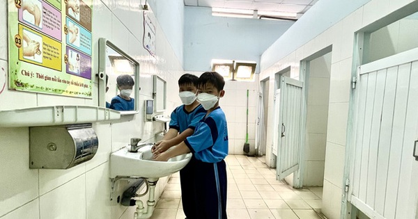 Over 210 students share a single restroom in Vietnam