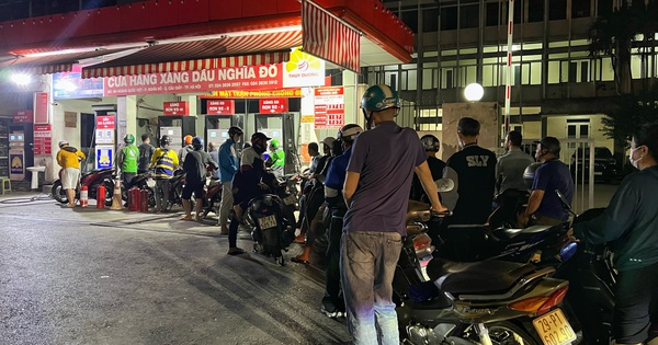 Hanoi residents queue up at midnight to buy gasoline