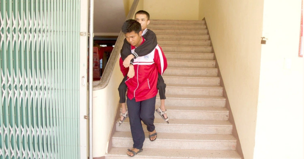 Vietnamese student gives friend piggyback ride to school for 3 years