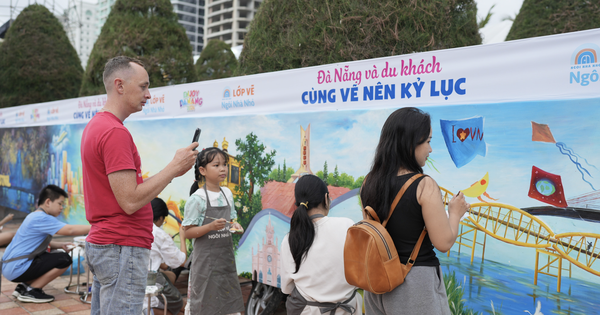 Children, foreigners draw 40-meter-long picture on Da Nang beach