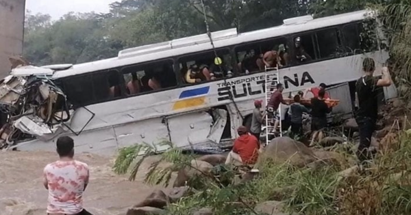 Bus crash in southern Bolivia leaves 19 dead