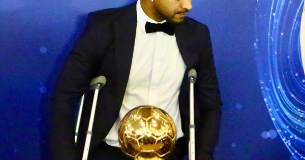 Injured Nguyen Xuan Son wins 2024 Vietnam Golden Ball Best Foreign ...